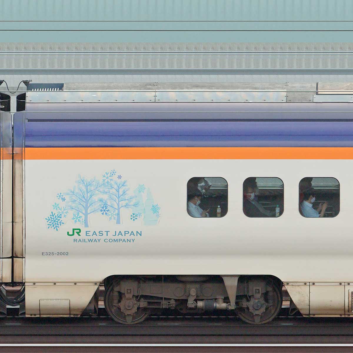 JR東日本E3系2000番台E325-2002の側面写真｜RailFile.jp｜鉄道車両サイドビューの図鑑