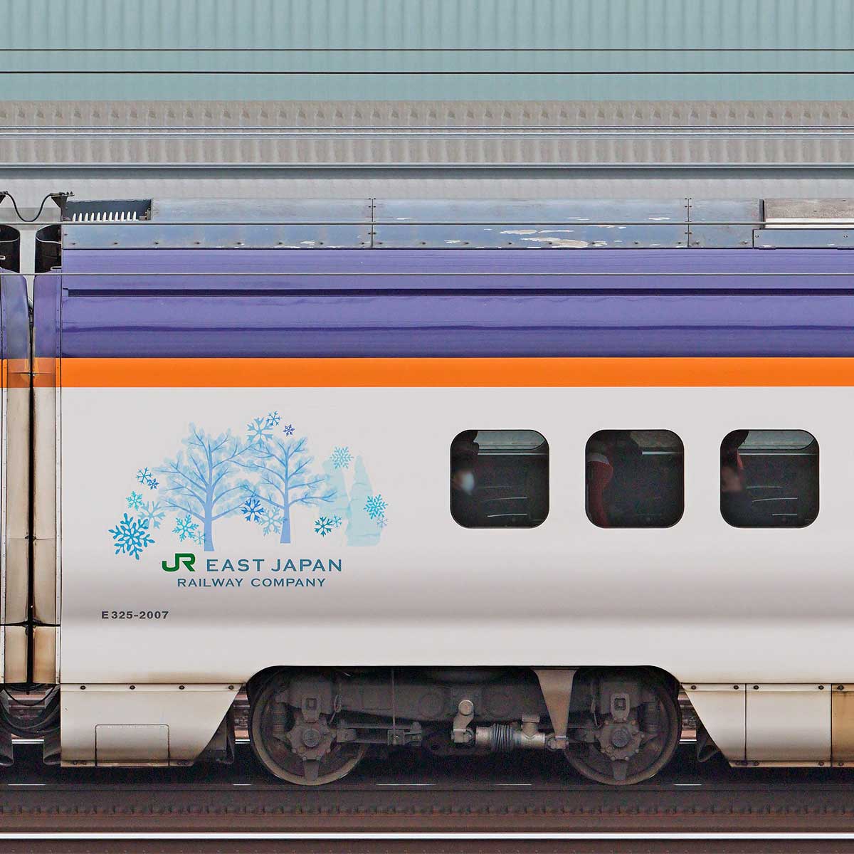 JR東日本E3系2000番台E325-2007の側面写真｜RailFile.jp｜鉄道車両サイドビューの図鑑