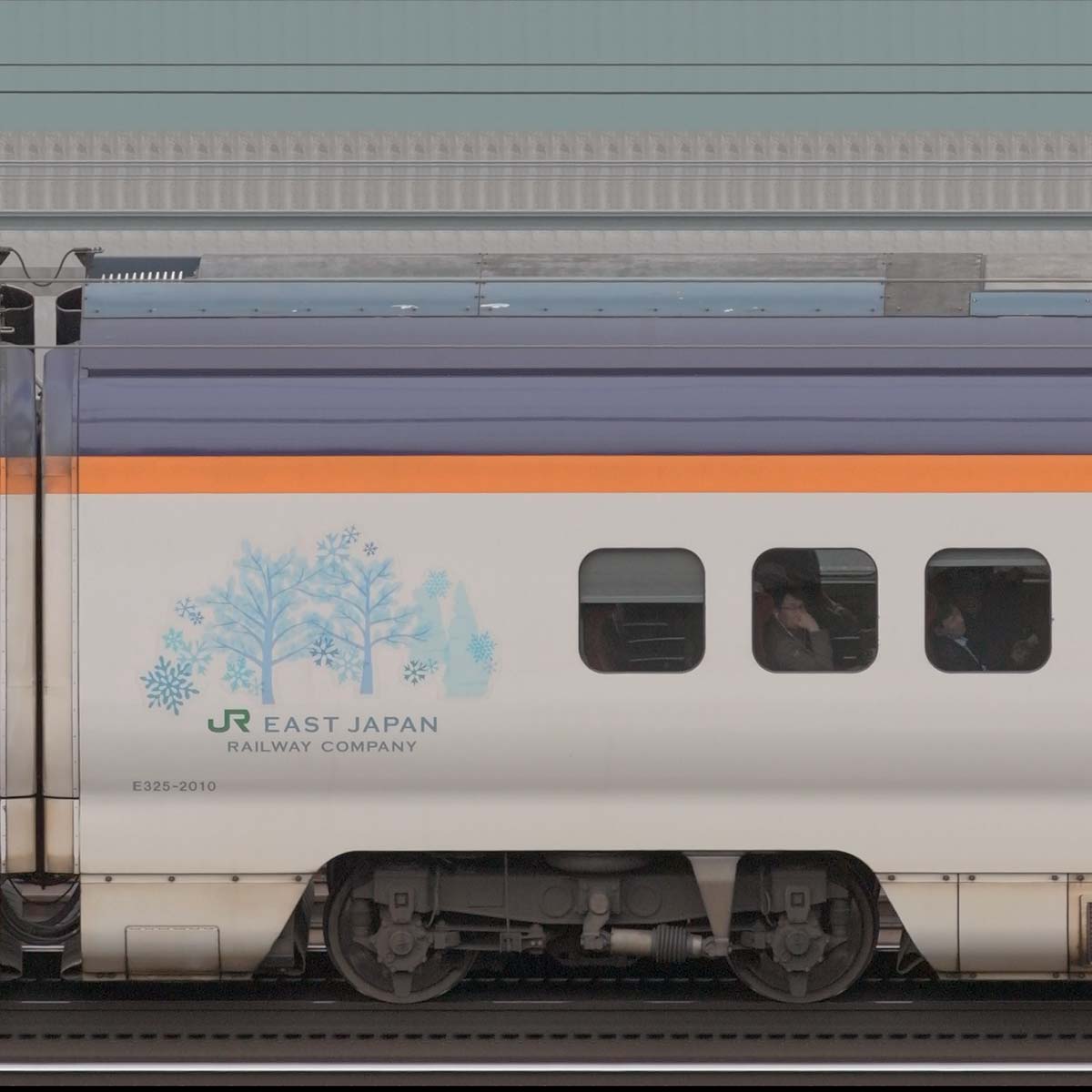 JR東日本E3系2000番台E325-2010の側面写真｜RailFile.jp｜鉄道車両サイドビューの図鑑