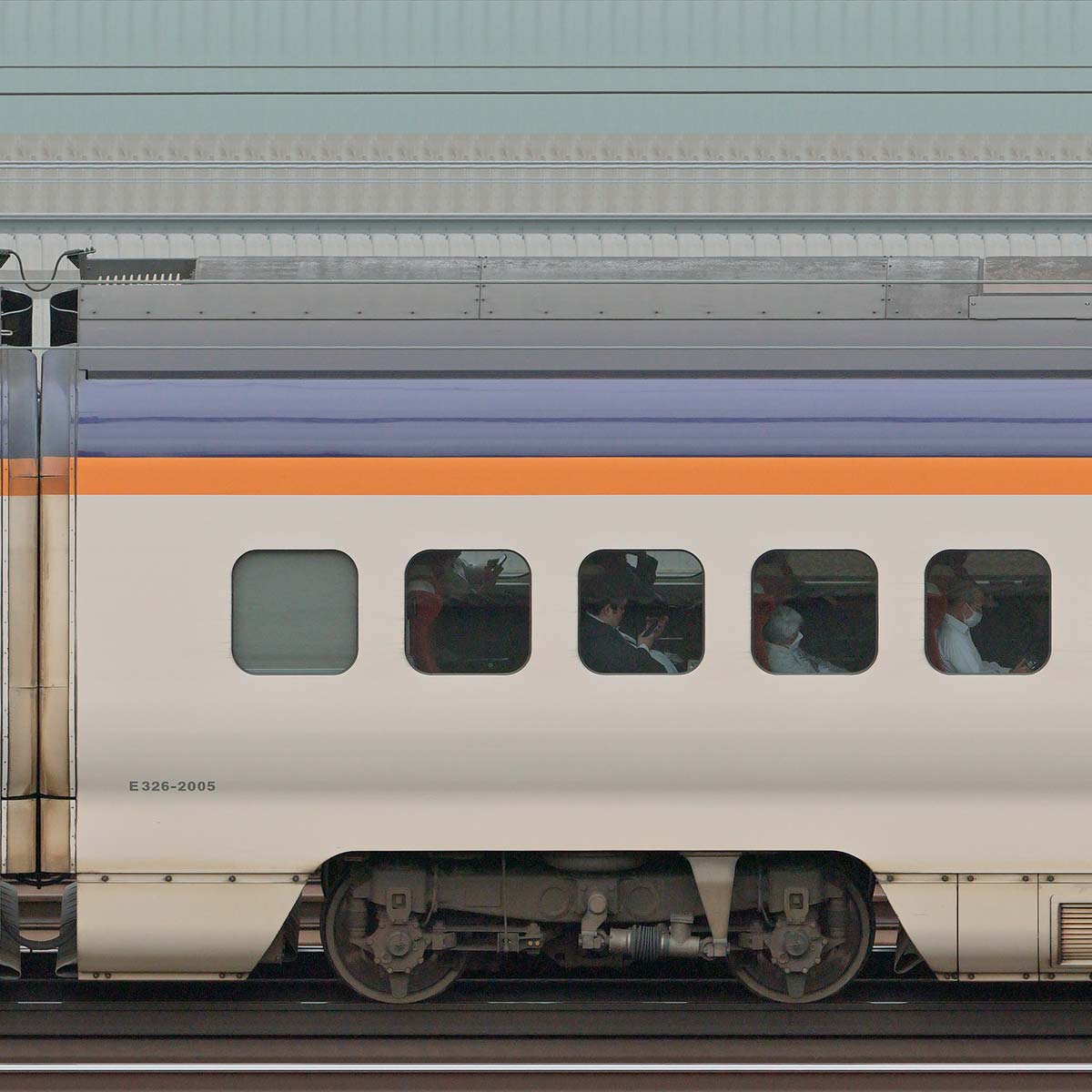 JR東日本E3系2000番台E326-2005の側面写真｜RailFile.jp｜鉄道車両サイドビューの図鑑