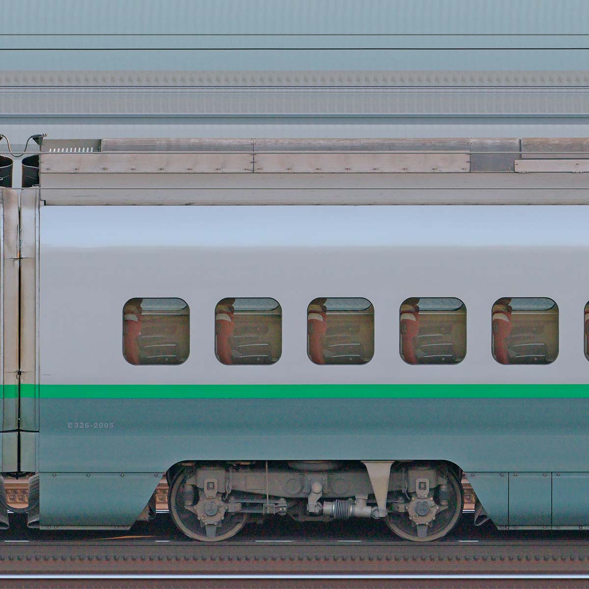 JR東日本E3系2000番台E326-2005（シルバーカラー）の側面写真｜RailFile.jp｜鉄道車両サイドビューの図鑑