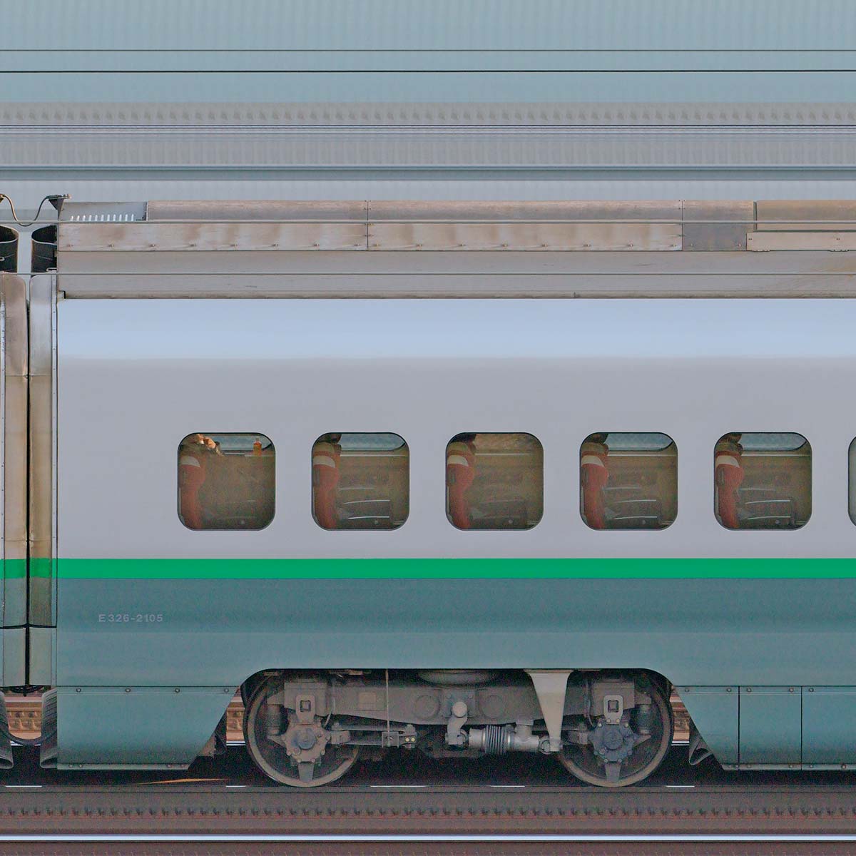 JR東日本E3系2000番台E326-2105（シルバーカラー）の側面写真｜RailFile.jp｜鉄道車両サイドビューの図鑑