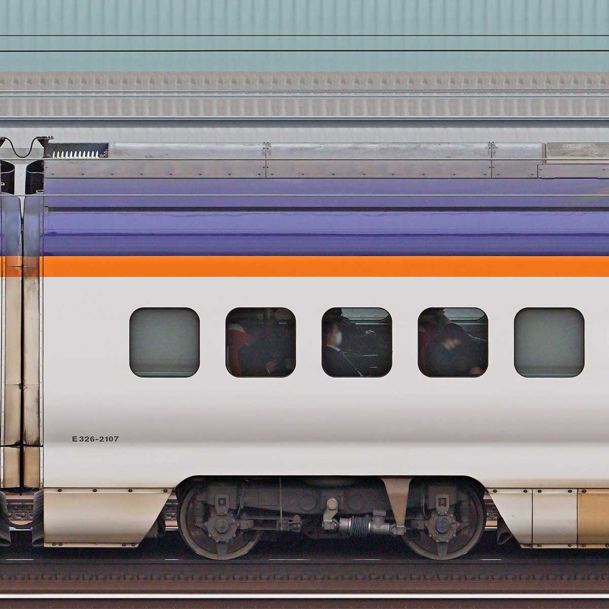 JR東日本E3系2000番台E326-2107の側面写真｜RailFile.jp｜鉄道車両サイドビューの図鑑