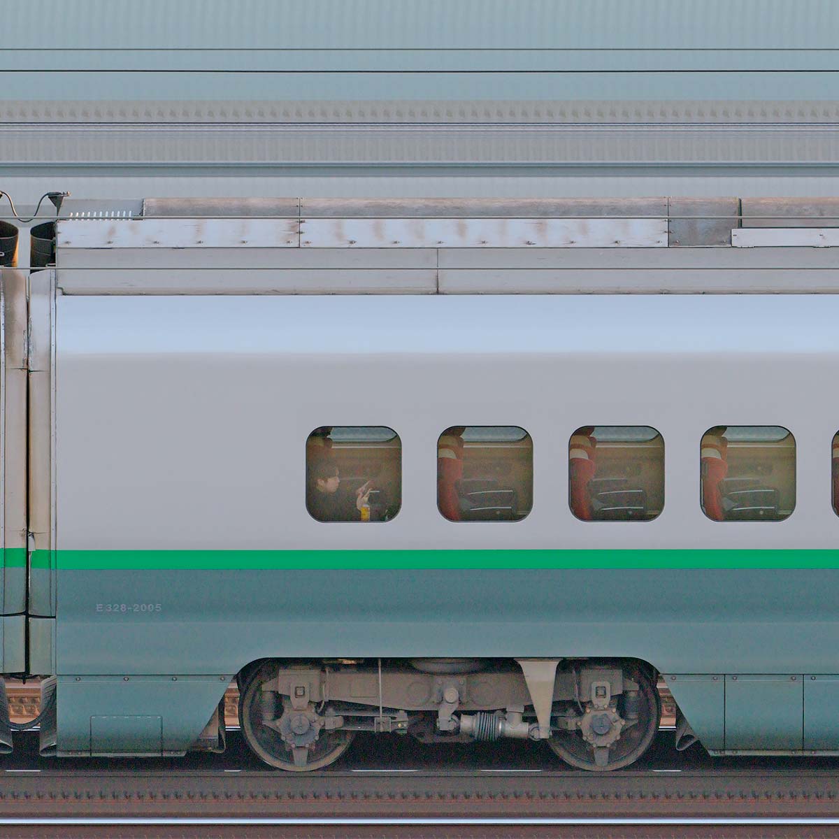 JR東日本E3系2000番台E328-2005（シルバーカラー）の側面写真｜RailFile.jp｜鉄道車両サイドビューの図鑑