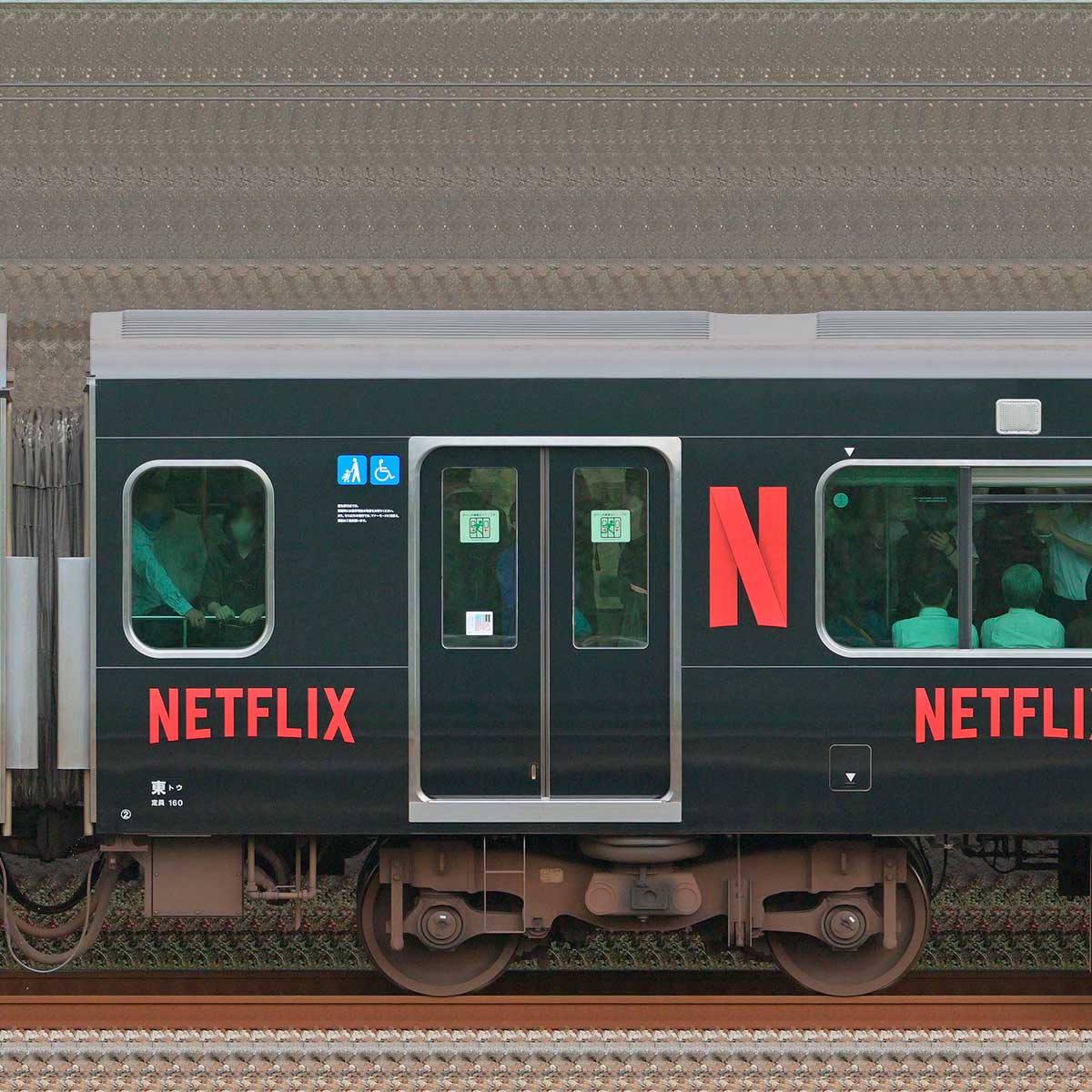 JR東日本E235系モハE235-43「黒い山手線」ラッピングの側面写真｜RailFile.jp｜鉄道車両サイドビューの図鑑