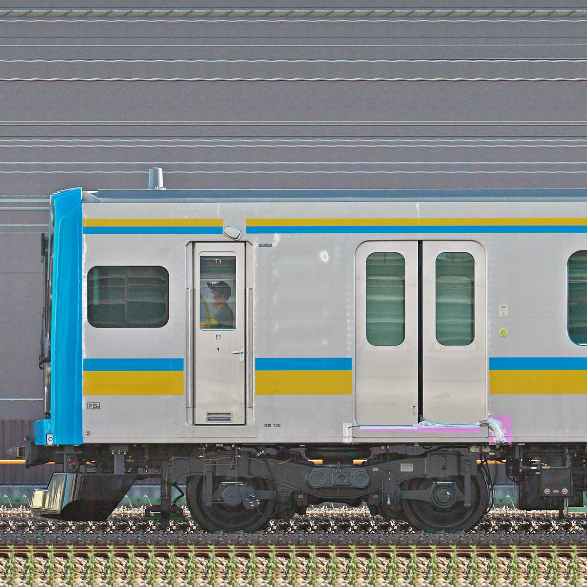 JR東日本E131系1000番台クモハE131-1001の側面写真｜RailFile.jp｜鉄道車両サイドビューの図鑑