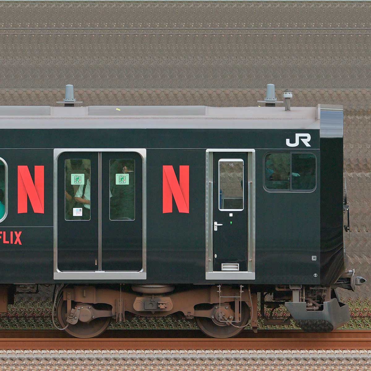 JR東日本E235系クハE234-15「黒い山手線」ラッピングの側面写真｜RailFile.jp｜鉄道車両サイドビューの図鑑