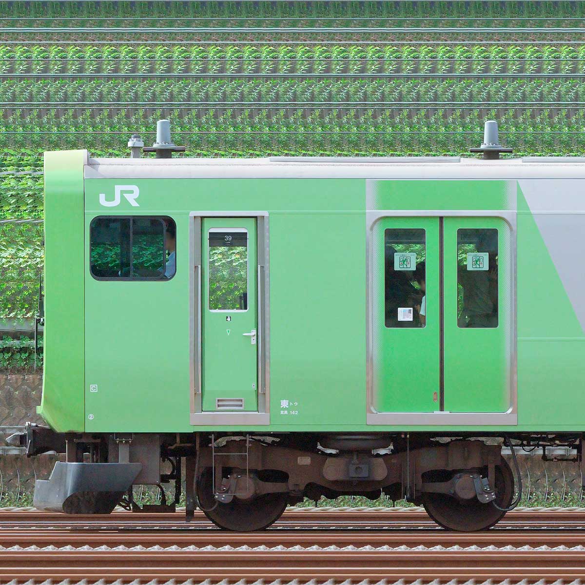 JR東日本東京総合車両センターE235系トウ39編成「山手線環状運転100周年記念ラッピングトレイン（103系）」（逆側）｜RailFile.jp｜鉄道車両サイドビューの図鑑