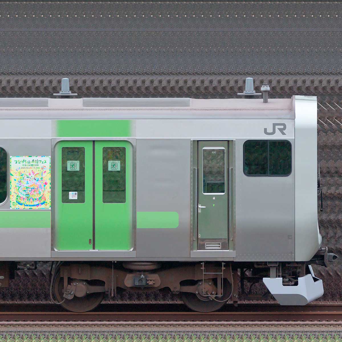 JR東日本E235系「山手線環状運転100周年記念ラッピングトレイン」クハE234-44の側面写真｜RailFile.jp｜鉄道車両サイドビューの図鑑