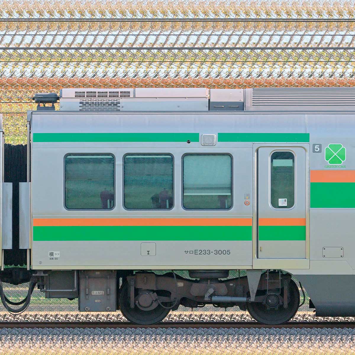 JR東日本E233系3000番台サロE233-3005の側面写真｜RailFile.jp｜鉄道車両サイドビューの図鑑