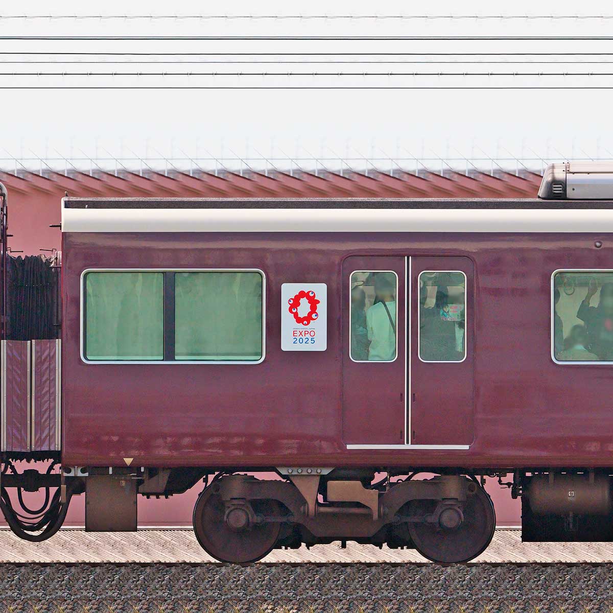 阪急1300系「大阪・関西万博ラッピングトレイン」C#1913の側面写真｜RailFile.jp｜鉄道車両サイドビューの図鑑