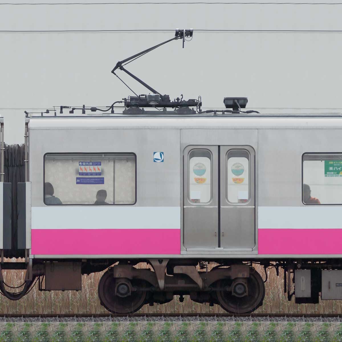 新京成N800形N812（ジェントルピンク）の側面写真｜RailFile.jp｜鉄道車両サイドビューの図鑑