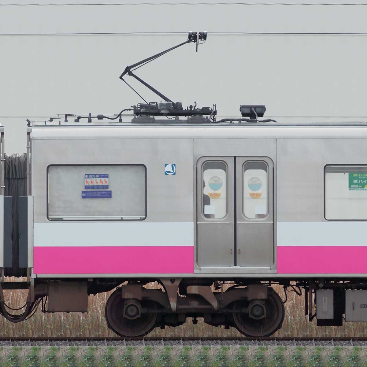 新京成N800形N817（ジェントルピンク）の側面写真｜RailFile.jp｜鉄道車両サイドビューの図鑑