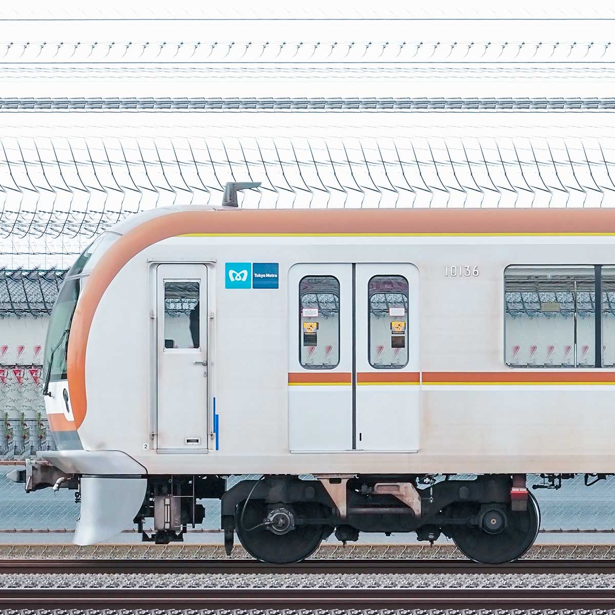 東京メトロ10000系10136編成（和光検車区第76編成／2側）｜RailFile.jp｜鉄道車両サイドビューの図鑑