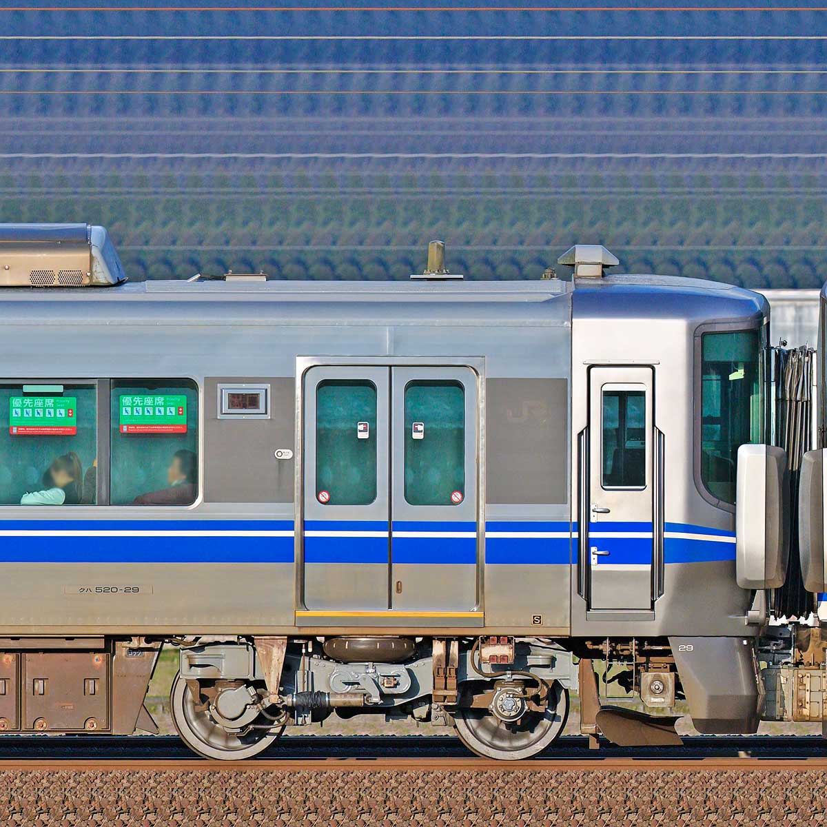 JR西日本521系クハ520-29の側面写真｜RailFile.jp｜鉄道車両サイドビューの図鑑